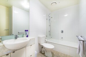 Apartamento Deluxe, varanda, Vista para a cidade | Casa de banho