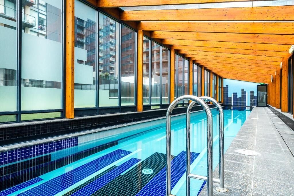 Apartamento luxo, sacada, vista para a cidade | Piscina