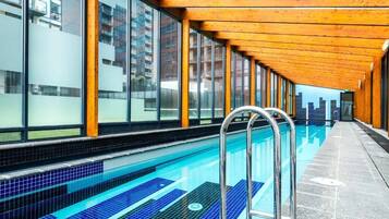 Apartamento luxo, sacada, vista para a cidade | Piscina