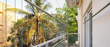 Apartamento Deluxe, varanda | Terrenos do alojamento