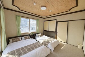 Quarto triplo clássico, vista para a montanha | Cortinas blackout, Wi-Fi de cortesia