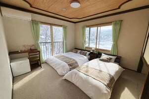 Quarto triplo clássico, vista para a montanha | Cortinas blackout, Wi-Fi de cortesia