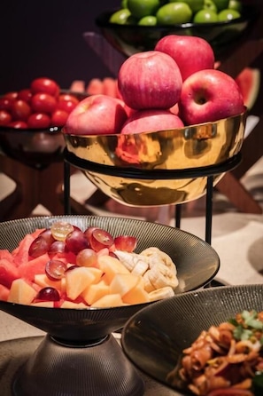 Exposição de frutas com maçãs e uvas.
