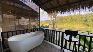 Quarto triplo família, sacada, vista para o rio | Área da propriedade