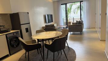 Apartamento | Secretária adequada para computadores portáteis, ferro/tábua de engomar