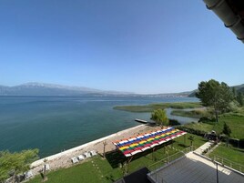 Quarto casal, sacada, vista para o lago | Área da propriedade