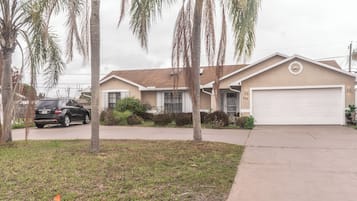 Casa, 3 quartos, piscina particular, vista para o jardim | Fachada