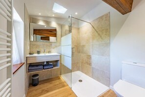 Quarto quádruplo conforto, vista para o jardim | Banheiro