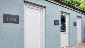Um edifício com portas identificadas como 'Lavanderia', 'Garagem' e 'Armazenamento'.