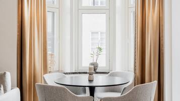 Apartamento, 1 cama queen-size e sofá-cama, Vista para a cidade | Sala de jantar