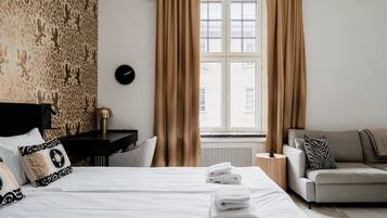 Apartamento, 1 cama queen-size e sofá-cama, Vista para a cidade | Secretária, secretária adequada para computadores portáteis