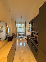 Apartamento, 1 cama queen-size e sofá-cama, Vista para a cidade | Cozinha privada | Um frigorífico/congelador grande, um forno, uma placa de cozinha 