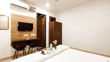 Quarto Clássico com Cama de Casal | Secretária, secretária adequada para computadores portáteis