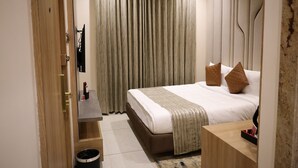 Quarto luxo, vista para a cidade | Escrivaninha, Wi-Fi de cortesia