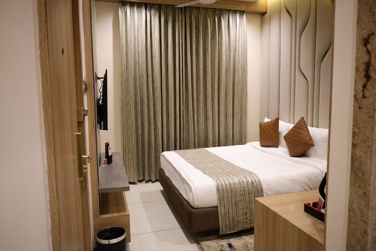 Quarto luxo, vista para a cidade | Escrivaninha, Wi-Fi de cortesia