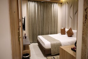 Quarto luxo, vista para a cidade | Escrivaninha, Wi-Fi de cortesia