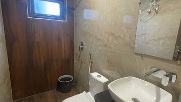 Quarto Superior | Casa de banho | Um polibã, toalhas fornecidas, sabão, champô