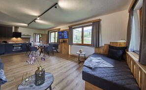 Condo superior, sacada, vista para a montanha | Área de estar