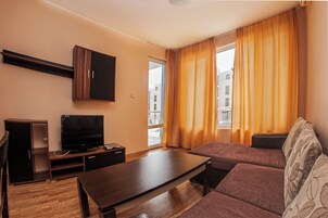 Apartamento Clássico, 1 quarto, varanda | Sala de estar | Televisor de ecrã plano de 35 polegadas com canais via satélite