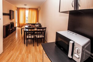 Apartamento clássico, 1 quarto, sacada | Área de estar | TV de tela plana 35 polegadas com canais via satélite