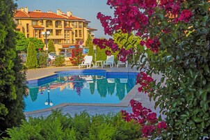 Piscina externa sazonal, funciona das 8h às 21h, guarda-sóis