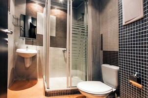Apartamento Clássico, 1 quarto, varanda | Casa de banho | Um polibã, artigos de higiene pessoal grátis 