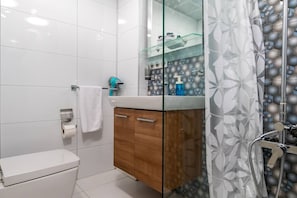 Quarto Twin Standard, Vista para a cidade | Casa de banho