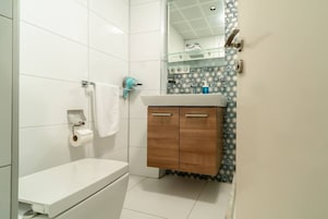 Quarto Twin Standard, Vista para a cidade | Casa de banho