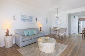 Condo, 2 quartos | Área de estar