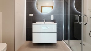 Apartamento (79) | Banheiro | Chuveiro, secador de cabelo, toalhas de banho 