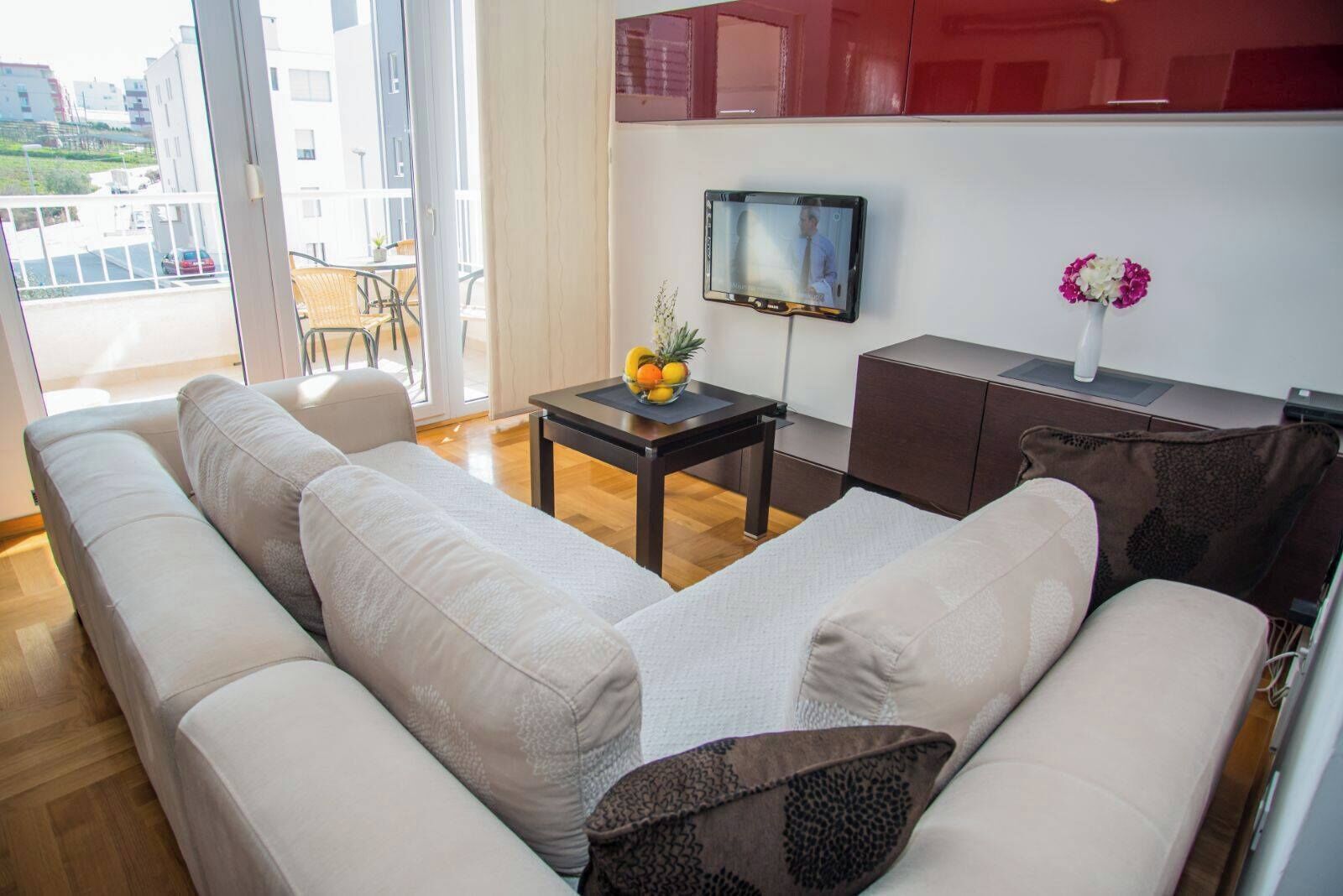 Apartamento, varanda, vista para o mar | Sala | Televisor de 100 cm com canais via satélite 