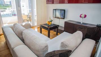 Apartamento, varanda, vista para o mar | Sala | Televisor de 100 cm com canais via satélite