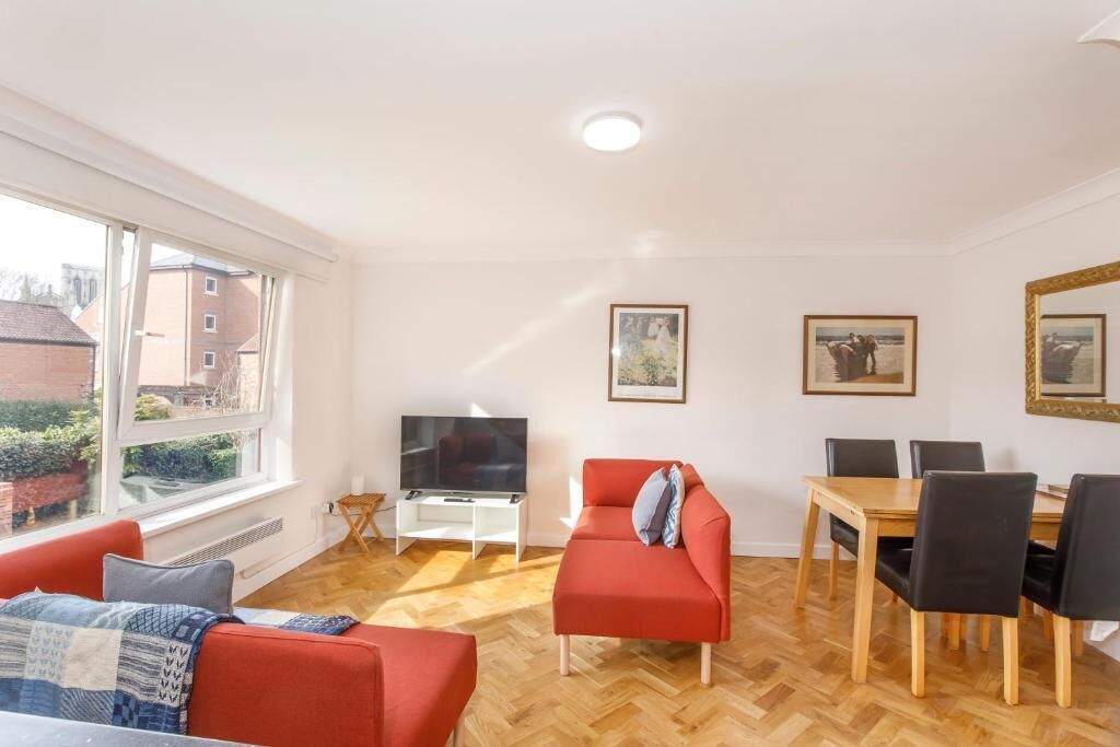 Apartamento, Vista para a cidade | Sala de estar | TV de ecrã plano 