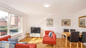 Apartamento, Vista para a cidade | Sala de estar | TV de ecrã plano