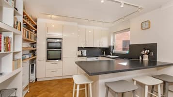 Apartamento, Vista para a cidade | Cozinha privada | Um frigorífico, um micro-ondas, um forno, uma placa de cozinha