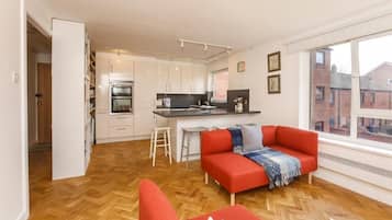 Apartamento, Vista para a cidade | Sala de estar | TV de ecrã plano