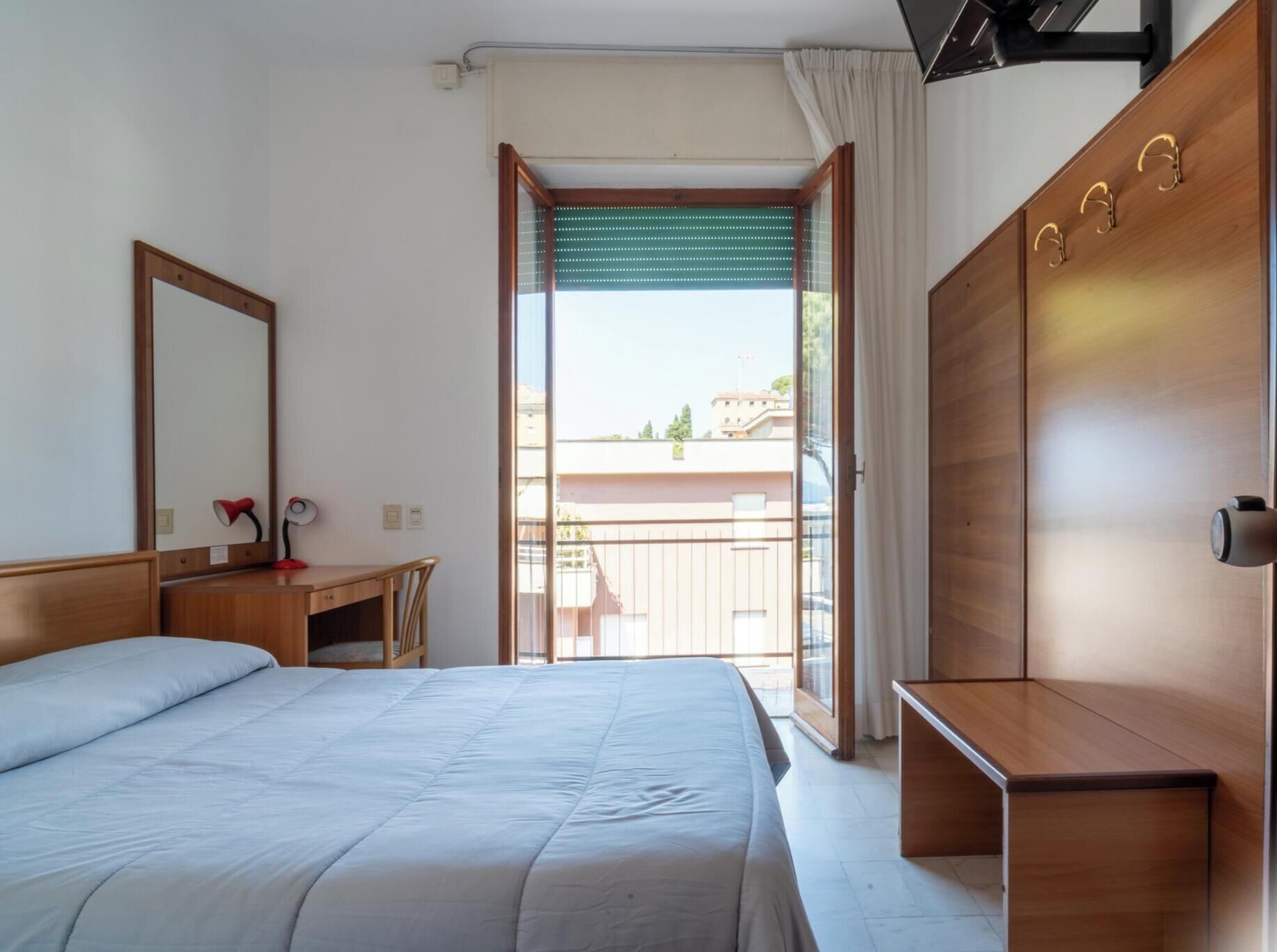Minibar, cofre no quarto, Wi-fi grátis, roupa de cama fornecida 