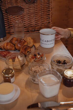 Café da manhã com buffet todos os dias mediante uma taxa
