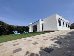 Vila superluxo, varanda, vista para a piscina (Villa Ninfea - int. 4)