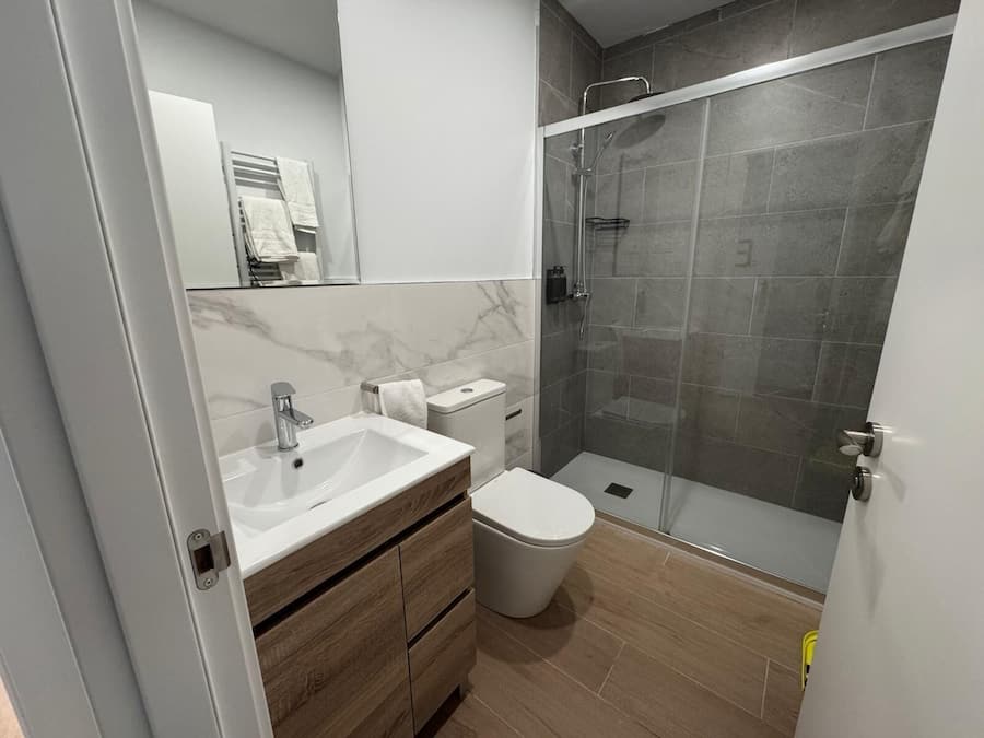 Apartamento | Casa de banho | Um polibã, um secador de cabelo, toalhas fornecidas, sabão