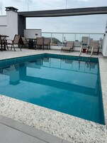 Apartamento conforto, varanda coberta, vista para a cidade | Piscina