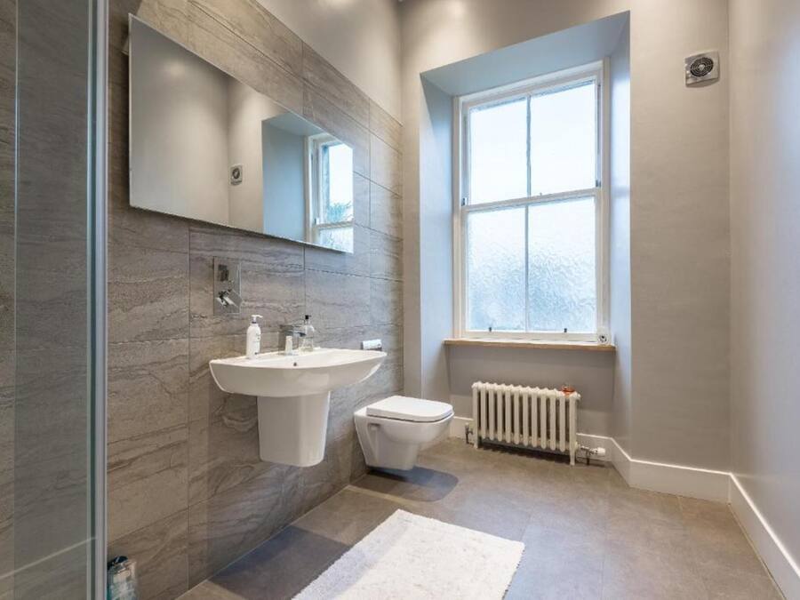 Quarto Duplo Standard | Casa de banho | Um polibã, artigos de higiene pessoal grátis, um secador de cabelo