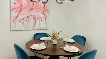 Apartamento, 2 quartos, acessível, lareira | Sala de jantar