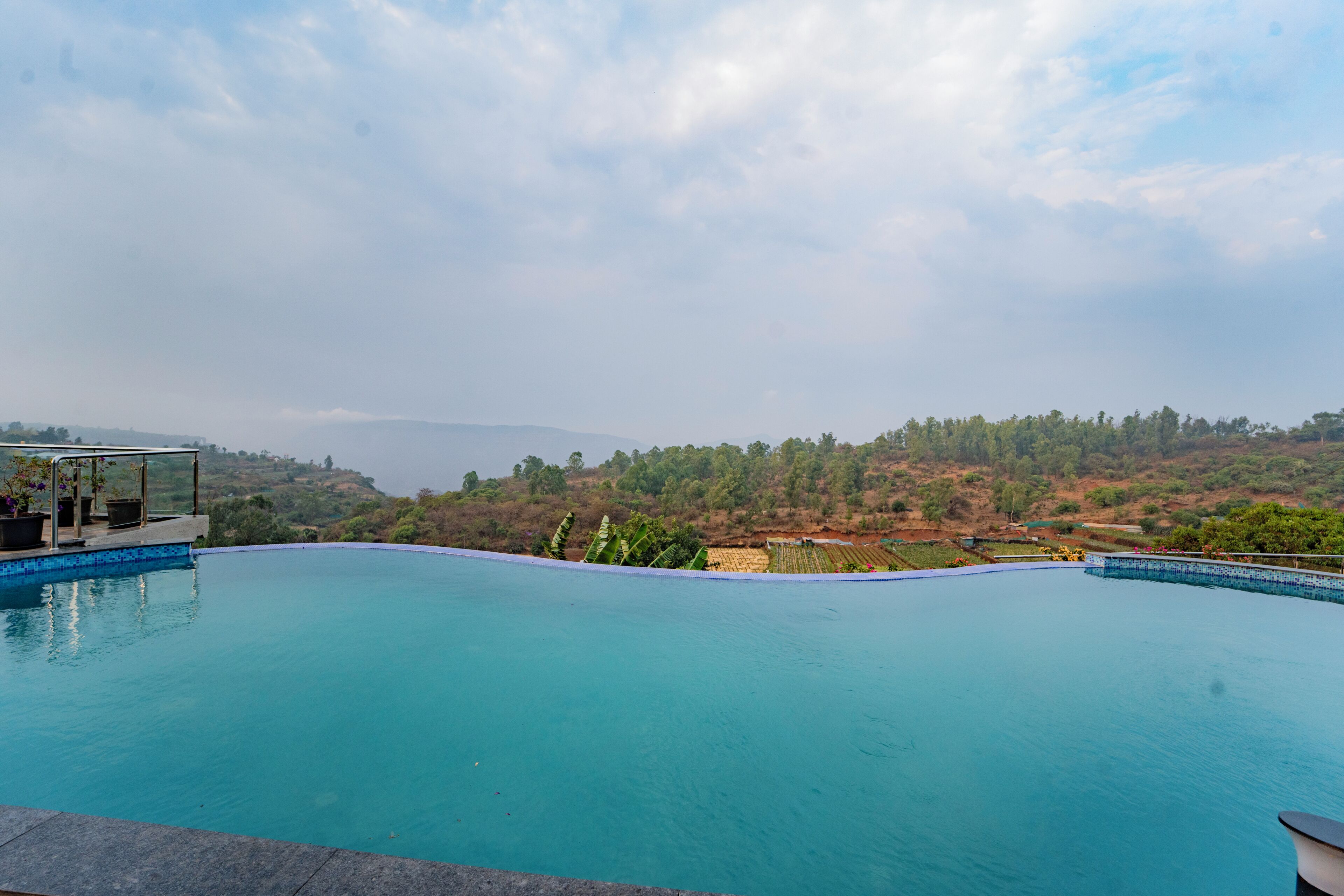 Uma grande piscina ao ar livre com vista para uma paisagem montanhosa.