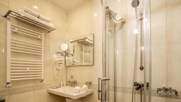 Produtos de toalete grátis, secador de cabelo, chinelos 