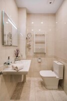 Produtos de toalete grátis, secador de cabelo, chinelos 