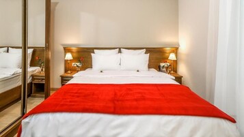 Quarto casal standard, vista para a montanha | Cofres nos quartos, escrivaninha, quartos à prova de som