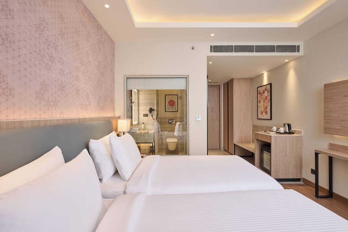 Quarto Twin Deluxe | Minibar, cortinas/cortinados opacos, quartos insonorizados