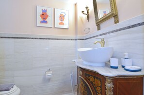 Apartamento, Vista para a cidade | Casa de banho