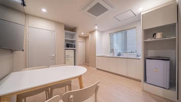 Quarto Familiar, Vista para a cidade | Cozinha privada | Um frigorífico, um micro-ondas